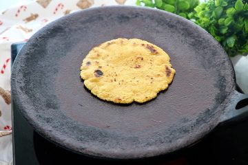 Makki Roti Recipe | Makki Ki Roti Recipe - Sharmis Passions